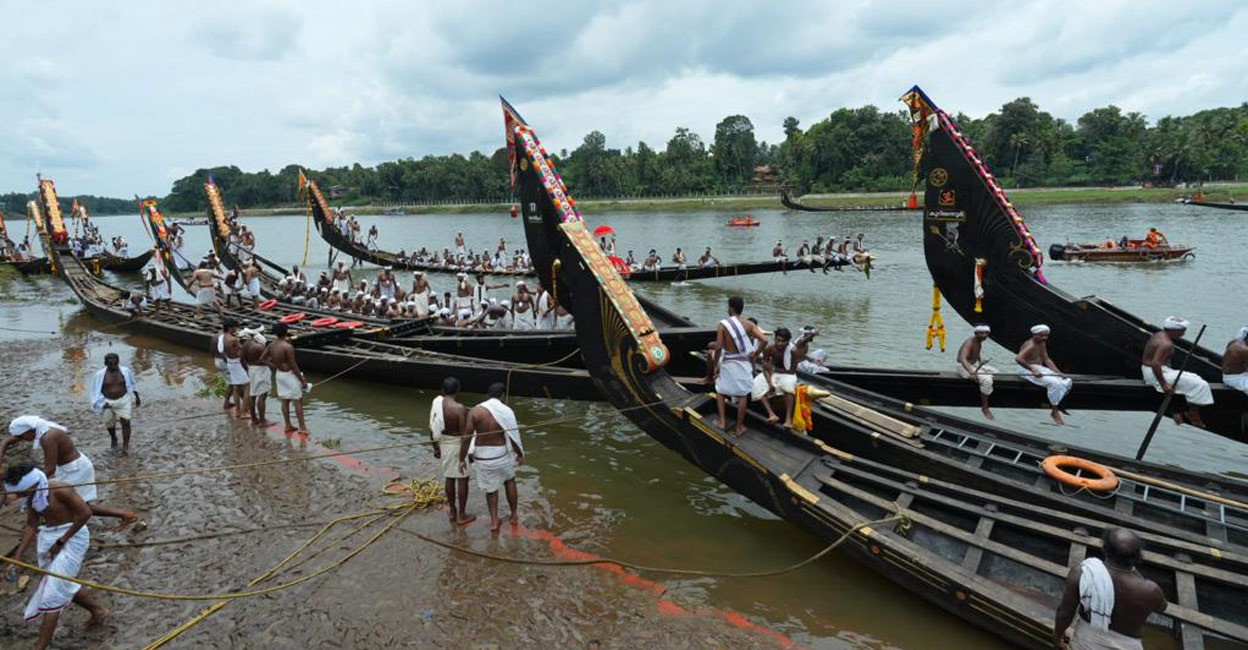 Photo feature: Aranmula Ashtamirohini valla sadya at the famed Sree ...