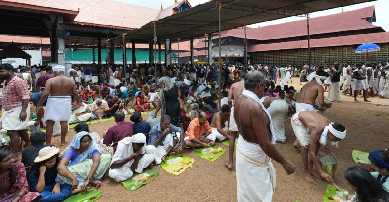 Photo feature: Aranmula Ashtamirohini valla sadya at the famed Sree ...