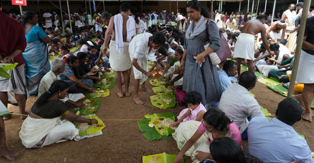 Photo feature: Aranmula Ashtamirohini valla sadya at the famed Sree ...