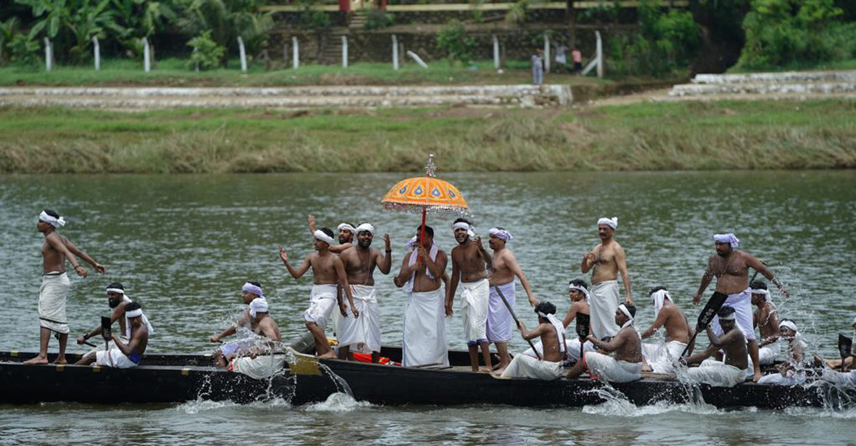 Photo feature: Aranmula Ashtamirohini valla sadya at the famed Sree ...