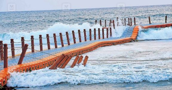 How did the floating bridge at Varkala collapse? | Travel | Onmanorama