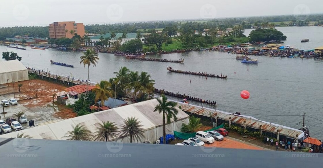 Veeyapuram Chundan, rowed by Village Boat Club, Kainakari, wins a tough ...