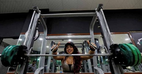 Defying prejudice, Egyptian woman racks up global bodybuilding awards ...