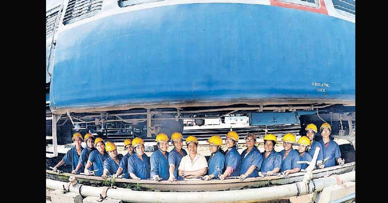 18 women who dare go beneath a train to keep it on track and fit ...